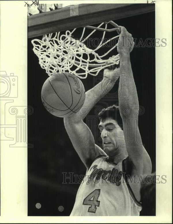 1987 Press Photo Syracuse basketball player #4 dunks the ball in a game ...