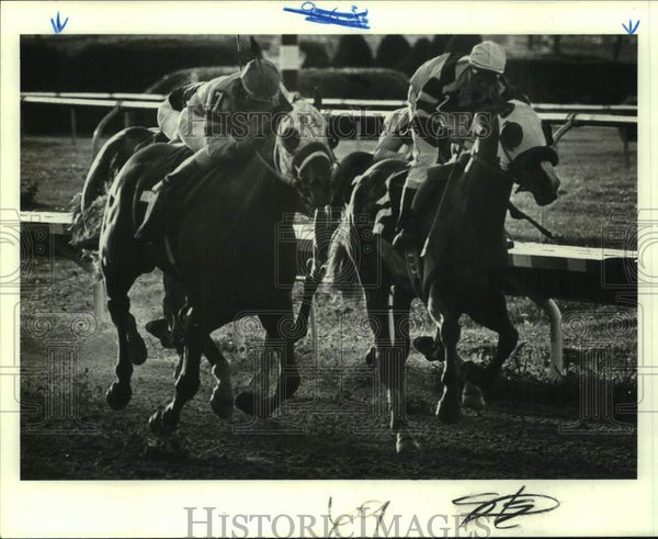 1983 Press Photo Race horse Found Pearl Harbor tries to hold off Balboa ...