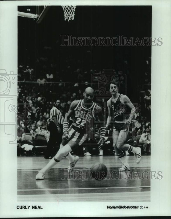 1981 Press Photo Harlem Globetrotters basketball player Curly Neal ...