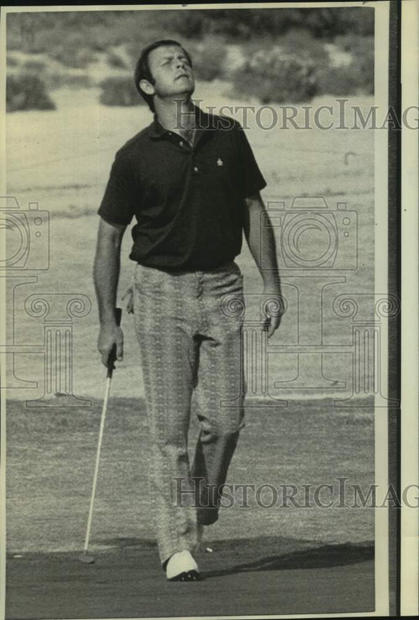 1972 Press Photo Golfer Bobby Nichols reacts after making 30-foot putt ...