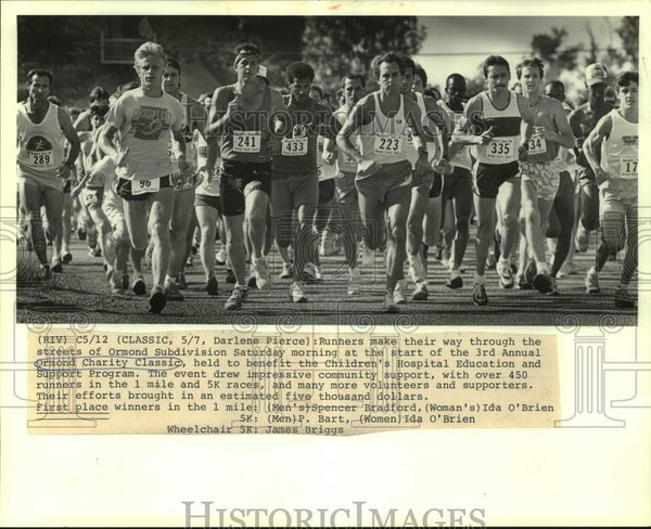 1988 Press Photo Runners make their way through streets in Ormond ...