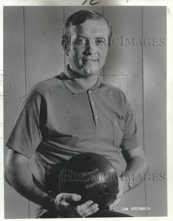 1970 Press Photo Bowler Jim Stefanich holds bowling ball and smiles for ...