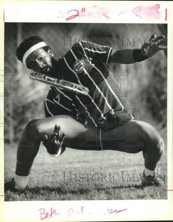 1989 Press Photo Curtis Pierre practices Pandario, juggling with ...