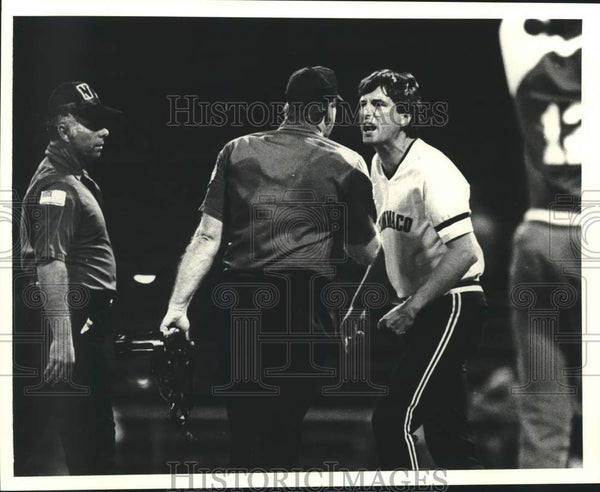 1983 Press Photo Baseball player Pat O'Shea argues with umpires during ...