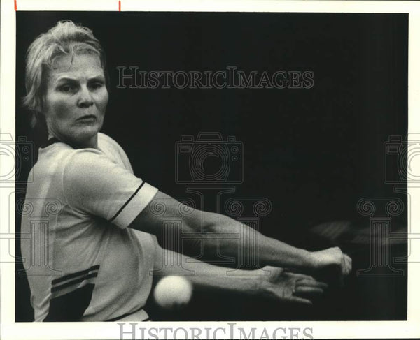 1985 Press Photo Tennis player Susan Starrett returns shot at USTA mat ...