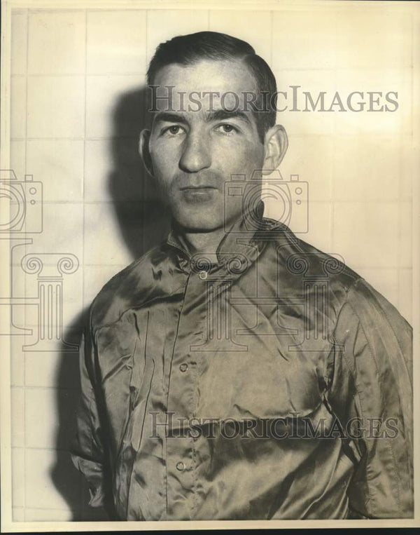 1968 Press Photo Jockey Grady Overton poses in his silks against a wall ...
