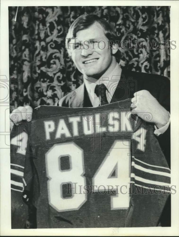 1972 Press Photo Buffalo Bills football player Walt Patulski holds up ...