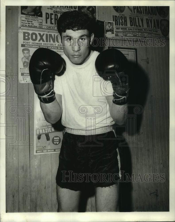 1970 Press Photo Boxer Tony Licata of New Orleans poses in front of ...