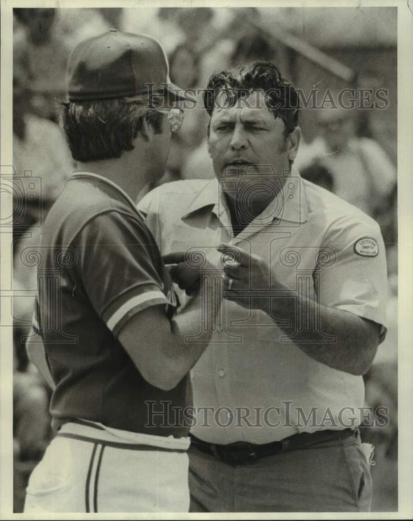 1975 Press Photo New Orleans baseball Ron Maestri and umpire Jimmy Rag ...