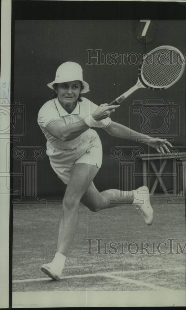 1968 Press Photo Tennis player Nancy Richey reaches to return shot in a ...