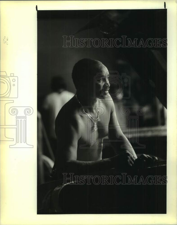 1989 Press Photo Former boxer Percy Pugh leans against rail and watche ...