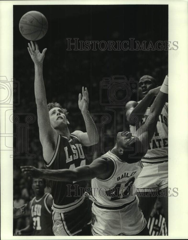1986 Press Photo LSU basketball player Don Redden shoots over falling ...