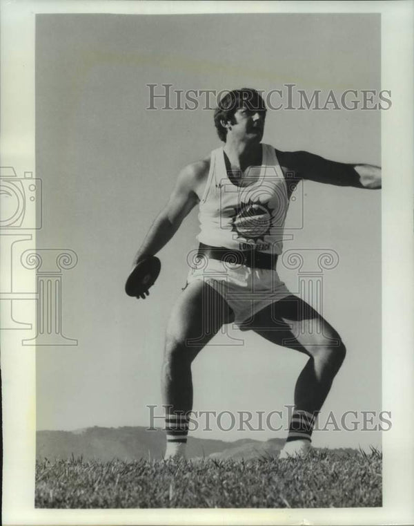 Press Photo World champion discus thrower John Powell is ready to thro ...