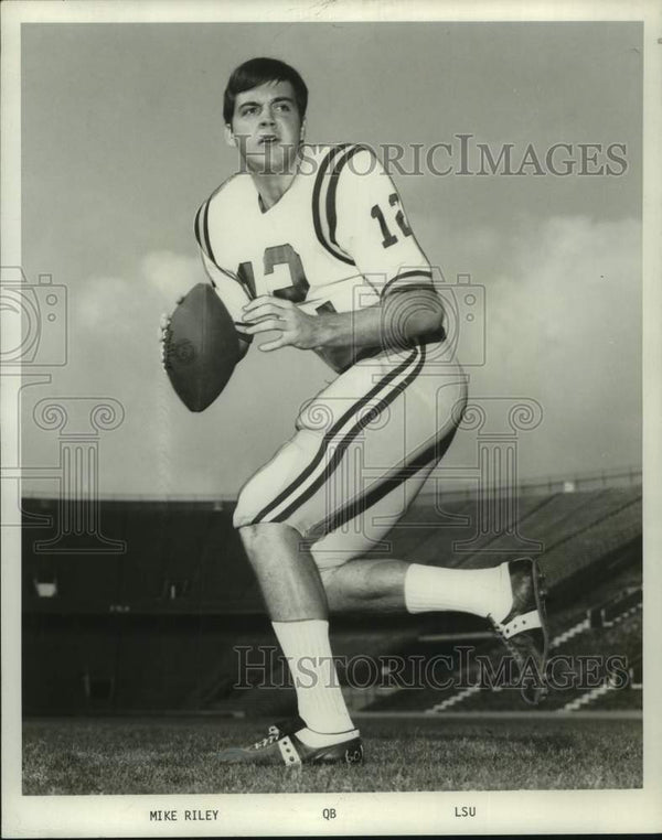 1971 Press Photo LSU football quarterback Mike Riley drops back to pass ...