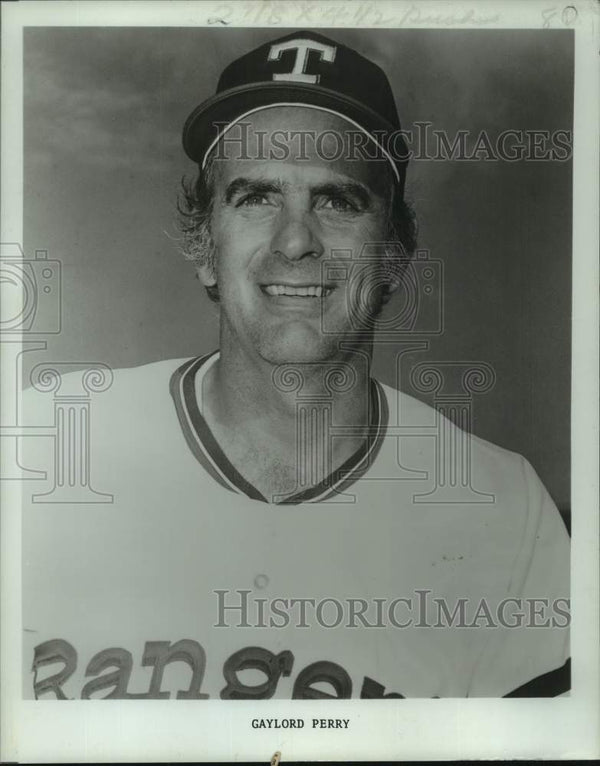 1977 Press Photo Texas Rangers baseball player Gaylord Perry poses for ...