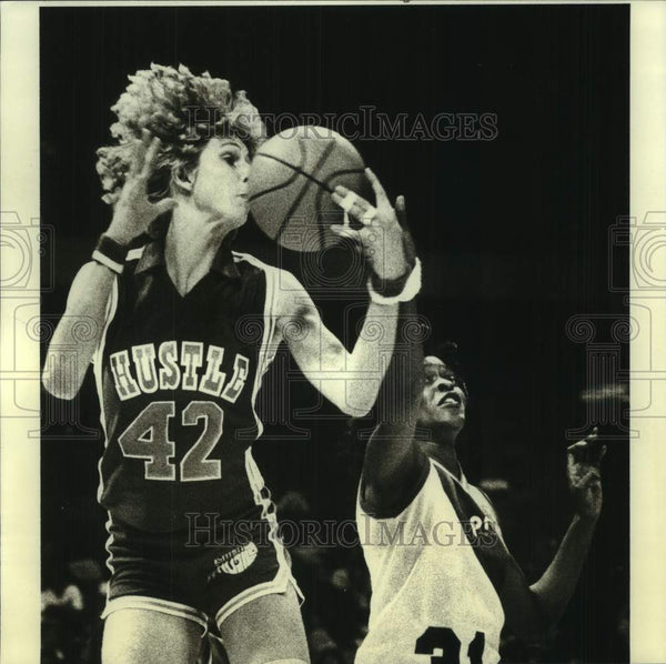 1981 Press Photo Ball hits face of Chicago Hustle basketball player ...
