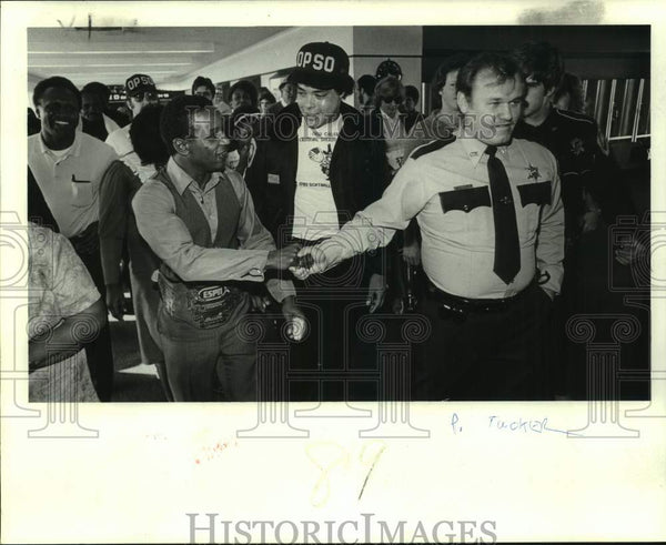 1983 Press Photo Boxing - Melvin Paul Wearing Champion Belt Greeted at ...