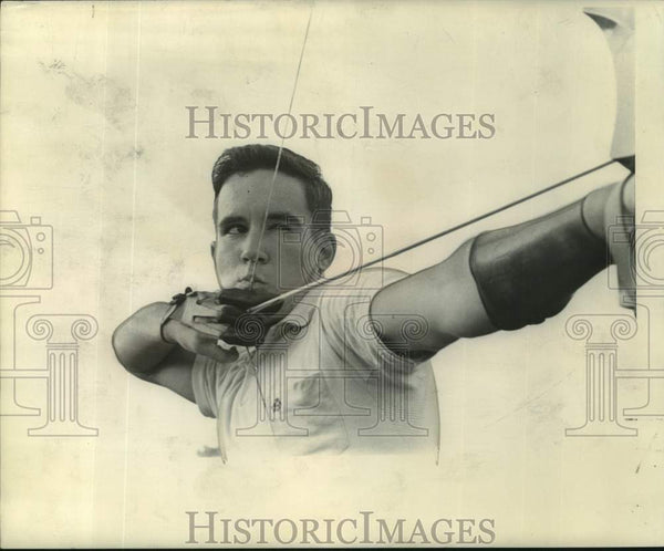 1964 Press Photo Archery champion William Rivero is ready to shoot arr ...