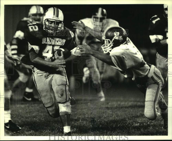 1987 Press Photo Rummel football player Stephen Rivera runs past ...