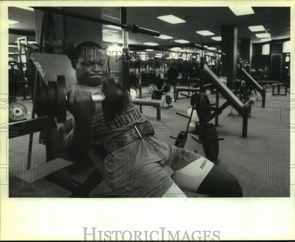 1989 Press Photo Tulane football cornerback Mitchell Price lifts ...
