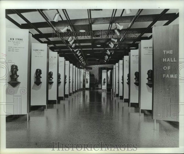 1971 Press Photo Row of player statues inside the Pro Football Hall of ...