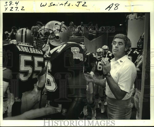 1986 Press Photo New Orleans Saints football coach Jim Mora with playe ...