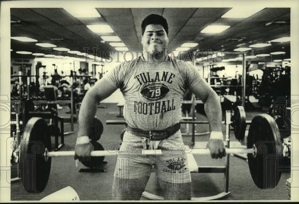 1987 Press Photo Tulane college football player John Ripoli lifts ...