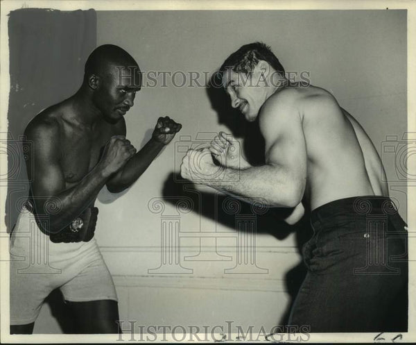 1969 Press Photo Boxers Percy Pugh and Miguel Barreto are ready to ...