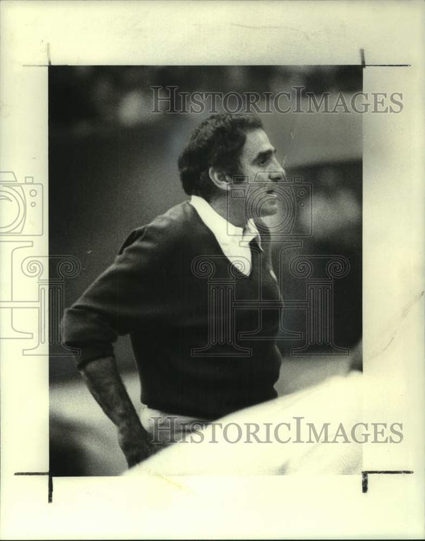 1978 Press Photo Cleveland Browns football coach Sam Rutigliano watches ...