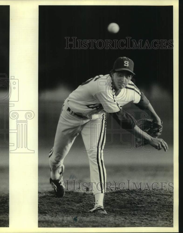 1990 Press Photo Shaw baseball pitcher Ronnie Roth throws pitch in a ...