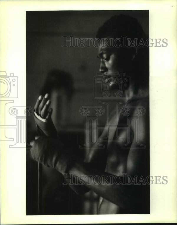 1992 Press Photo Wilbert Porter of the James Joseph Boxing Club puts on ...
