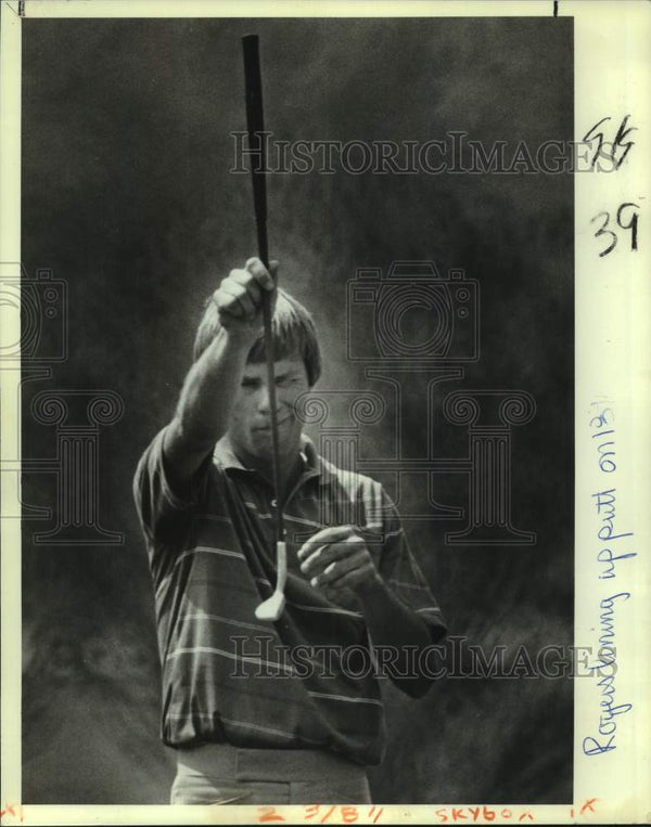 1983 Press Photo Golfer Bill Rogers uses his putter to line up a putt ...
