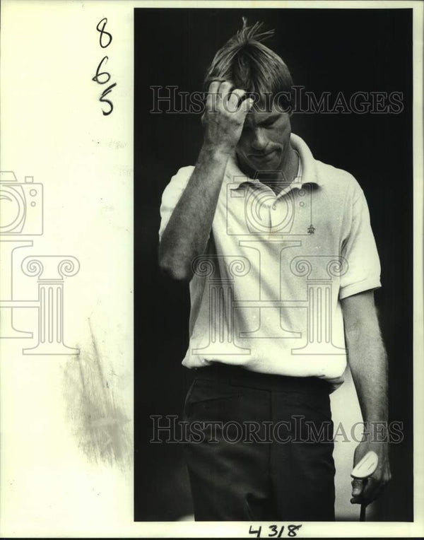 1983 Press Photo Golfer Bill Rogers looks down and walks off green with ...