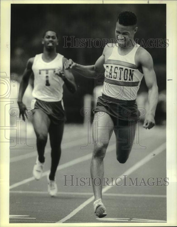 1990 Press Photo Warren Easton track athlete Jason Sanders pumps fist ...