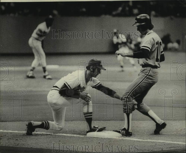 1977 Press Photo Baseball player Pat Scanlon tags the runner on the ...
