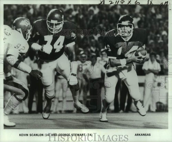 1979 Press Photo Arkansas football quarterback Kevin Scanlon runs in a ...