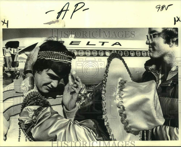 1978 Press Photo Alabama football quarterback Jeff Rutledge is given ...