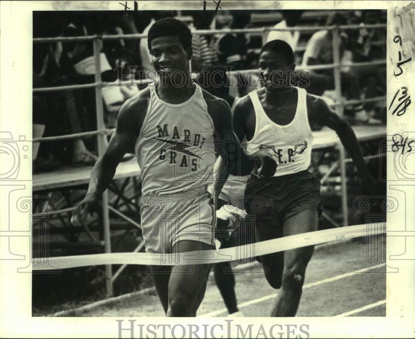 1980 Press Photo Runner Alonzo Ruffin outsprints field at the Mardi Gr ...