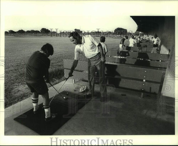 1978 Press Photo Golfer Johnny Pott gives instruction to boy on driving ...