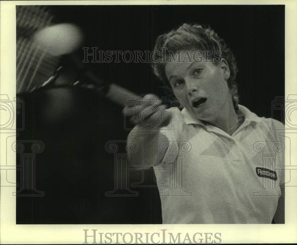 1985 Press Photo Tennis player Kathy Rinaldi returns shot in a match ...
