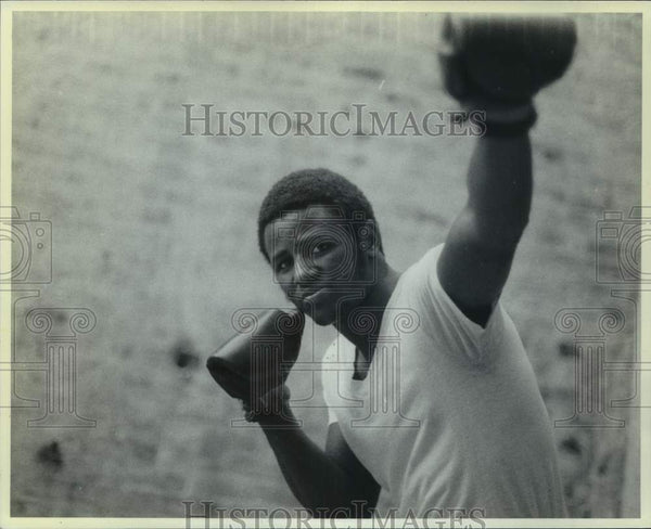 1982 Press Photo Boxer Larry Rayford of New Orleans spars in practice ...
