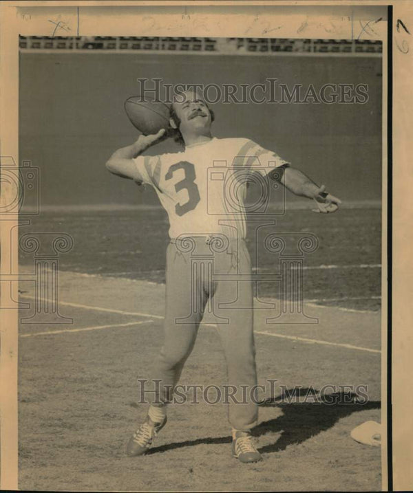 1974 Press Photo Miami Football Kicker Garo Yepremian During Workout ...