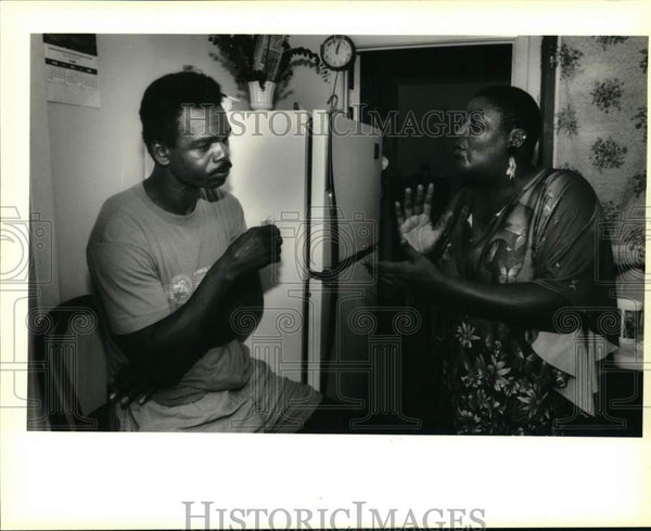 1990 Press Photo Former Football Player Jackie Wallace with Friend ...