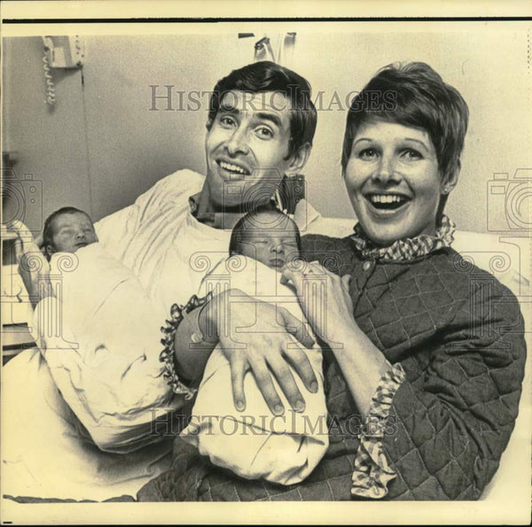 1973 Press Photo Runner Jim Ryun & Wife Anne with Newborn Twin Sons ...