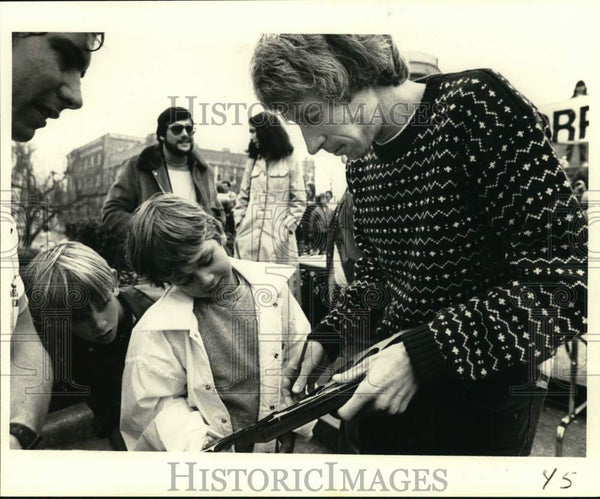 1981 Press Photo Runner Bill Rodgers Signing Autographs - nos34120 ...