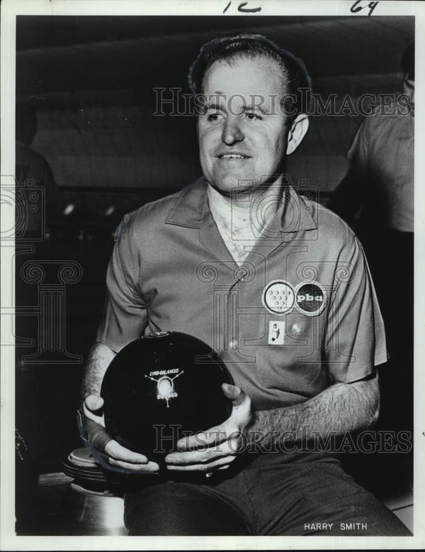 1967 Press Photo Bowler Harry Smith at the bowling alley. - nos34652 ...