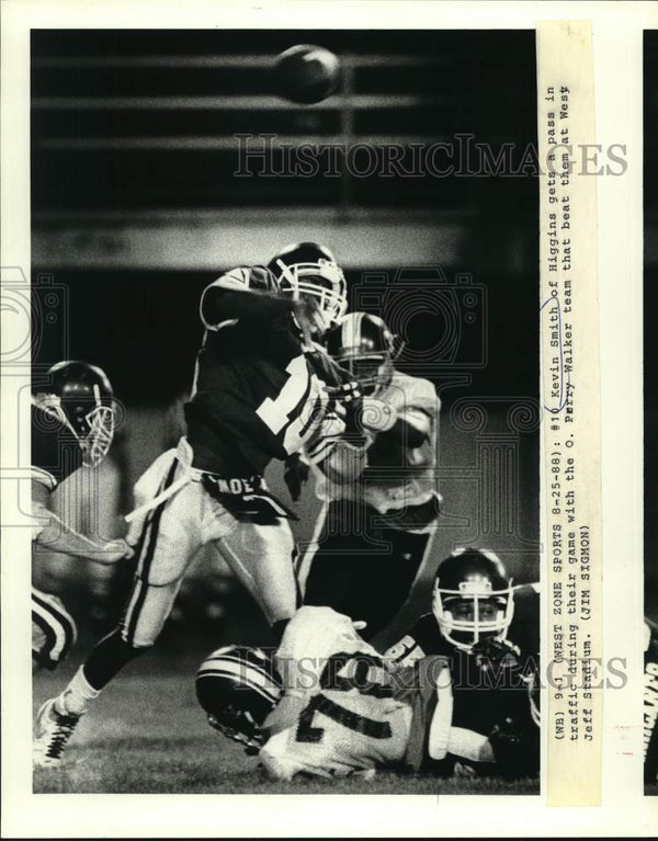 1988 Press Photo Higgins football's Kevin Smith plows into O Perry ...