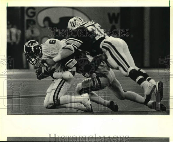 1984 Press Photo Memphis State's Steve Ferrell brought down in Memphis ...
