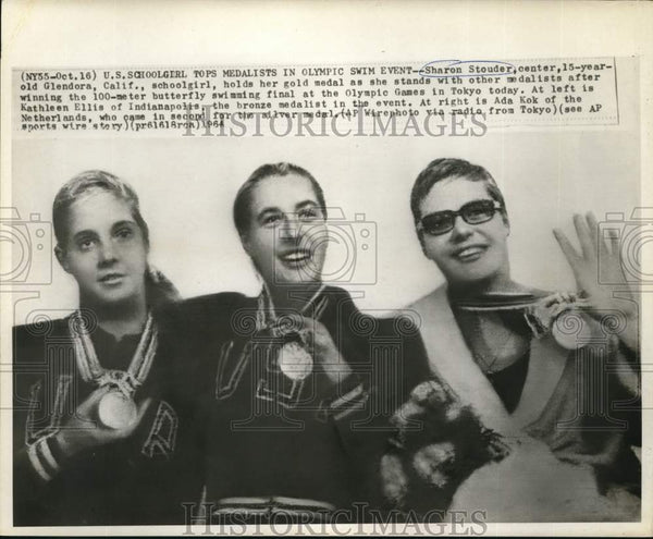 1964 Press Photo Sharon Stouder holds her gold medal with other ...