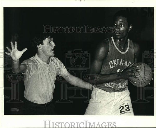 1981 Press Photo Delgado CC basketball Gary Silva & center Dwayne Myer ...